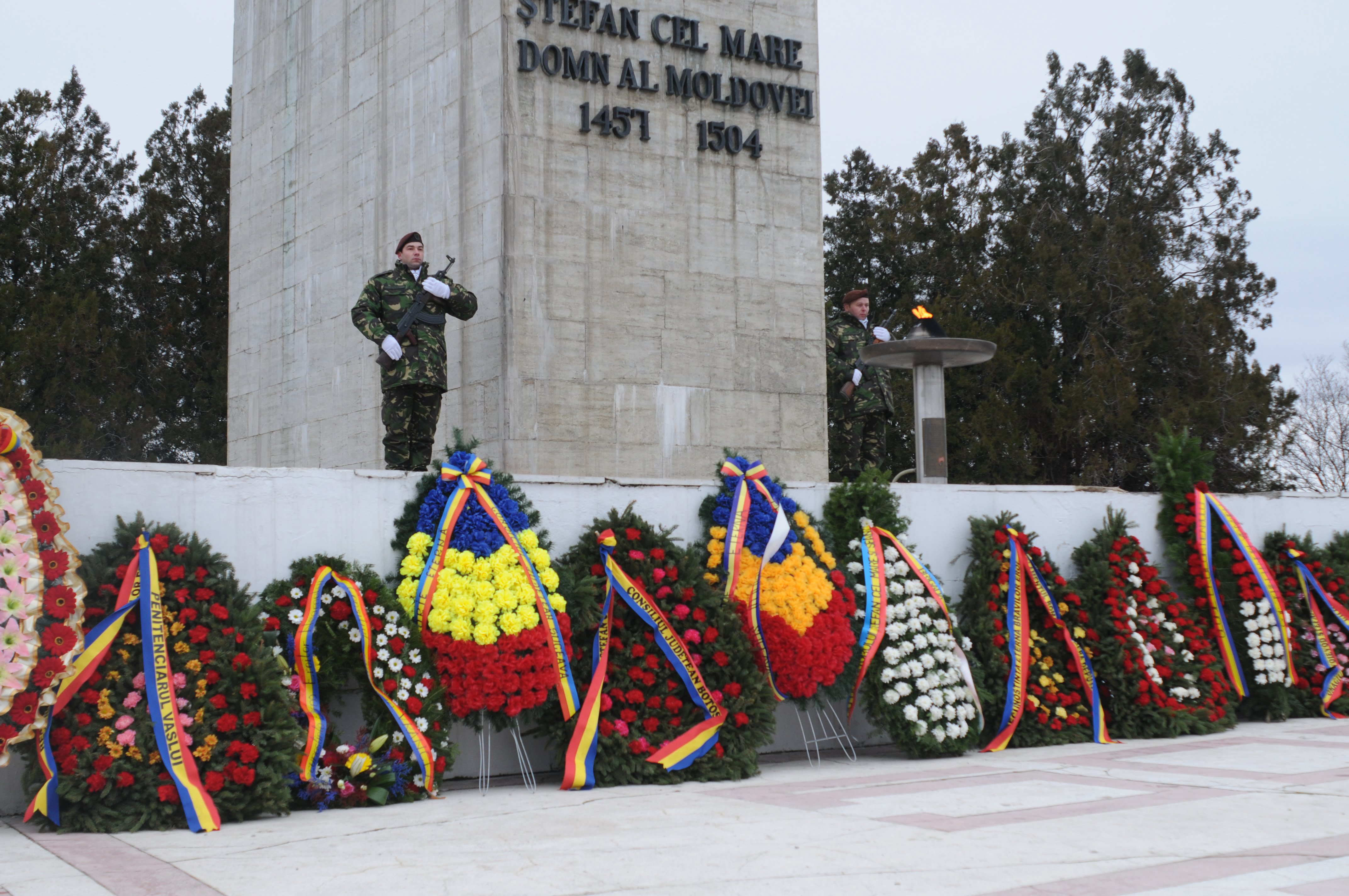 Ceremonie militară și religioasă la statuia lui Ștefan cel Mare de la ...