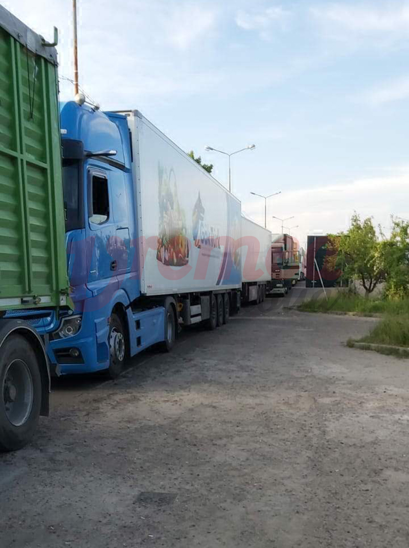 Un sofer de TIR din Moldova a murit asteptând ore în sir sã treacã vama ... Un sofer de TIR din Moldova a murit asteptând ore în sir sã treacã vama ...