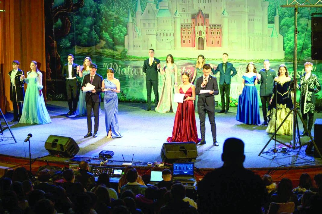 Balul Bobocilor de la "Racovitã": Ema si Rares, câstigãtorii titlurilor ...