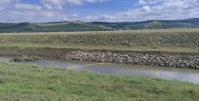 Barieră plutitoare pentru colectarea gunoaielor instalată pe râul ...
