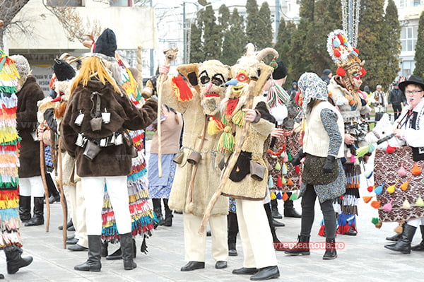 Festivalul de Datini și Obiceiuri și spectacolul din Noaptea dintre ani ...