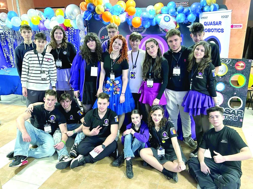 Robotul Arcturus si creatorii sãi, elevii exceptionali din echipa ...